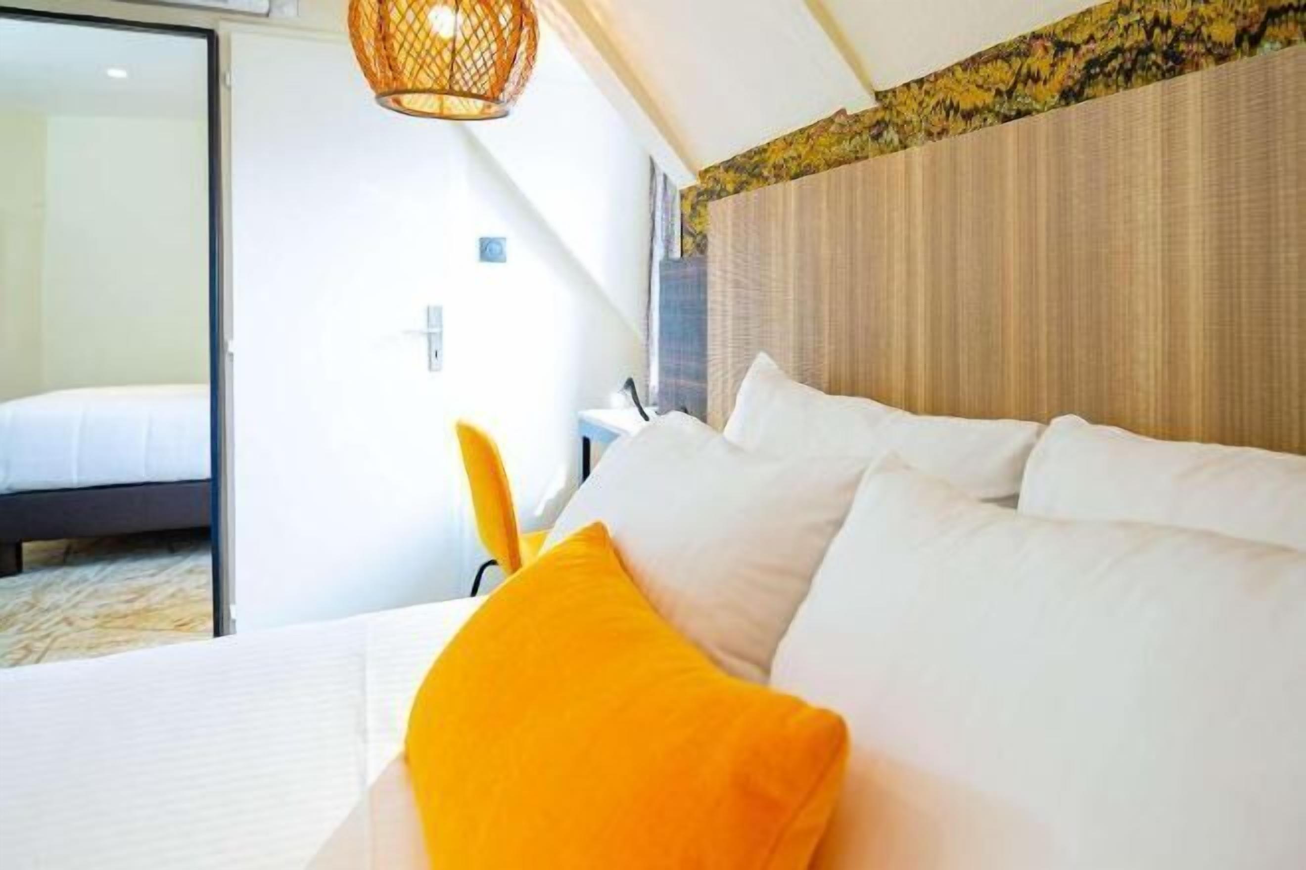 Roupas de cama premium, cofres nos quartos, escrivaninha