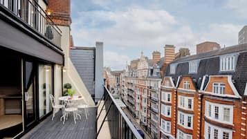 Roupa hipoalergénica, minibar, cofre com capacidade para portátil