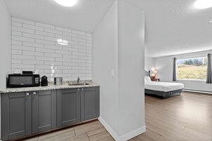 Quarto solteiro clássico | Wi-Fi de cortesia, roupa de cama