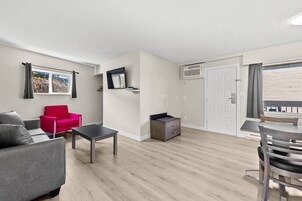 Quarto empresarial | Wi-Fi de cortesia, roupa de cama