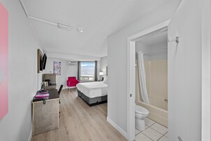 Quarto solteiro luxo, 1 cama King | Wi-Fi de cortesia, roupa de cama