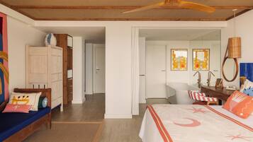 Quarto premium (PANGEA Mediterranean View) | Roupas de cama premium, frigobar, cofres nos quartos, escrivaninha