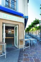 Serviço de café da manhã, almoço, jantar; restaurante ao ar livre