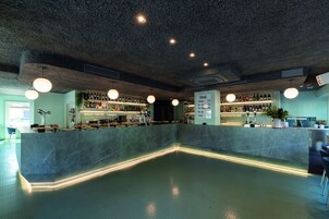 Serviço de café da manhã, almoço, jantar; restaurante ao ar livre