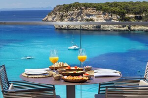 3 restaurantes, com serviço de almoço e jantar; culinária mediterrânea