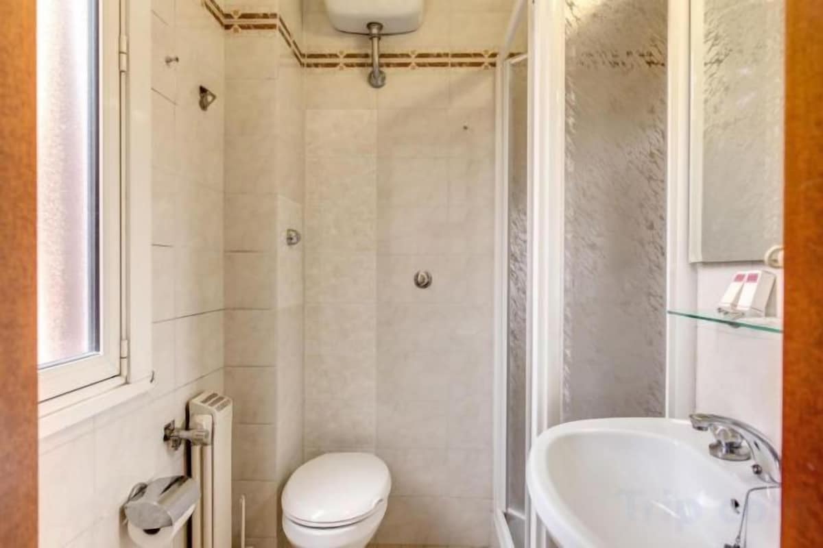Casa de banho | Um secador de cabelo, um bidé, toalhas fornecidas 