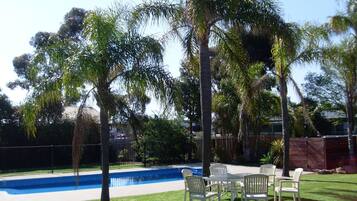 2 piscinas externas, funciona das 9h às 20h, barracas de cortesia
