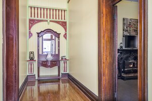 Quarto Standard, várias camas | Secretária, secretária adequada para computadores portáteis 