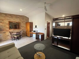 Suíte executiva, 1 quarto, para não fumantes, banheira de hidromassagem | Roupas de cama premium, escrivaninha, espaço de trabalho para notebook