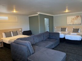 Suite Familiar, 1 quarto, não fumadores, kitchenette (Large Family Room) | Secretária, secretária adequada para computadores portáteis 