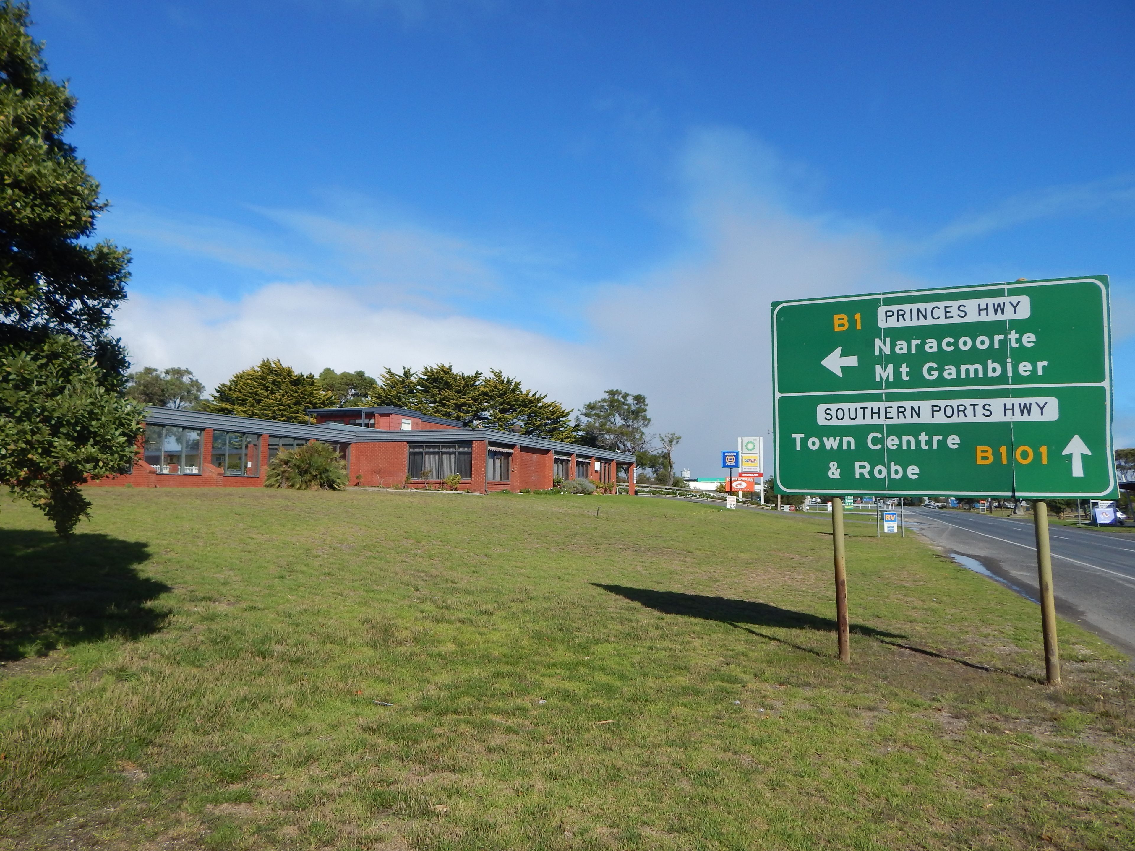 Uma placa de sinalização com destinos como Princes Hwy, Naracoorte, Mt Gambier e Town Centre.