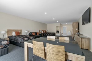 Secretária, secretária adequada para computadores portáteis 