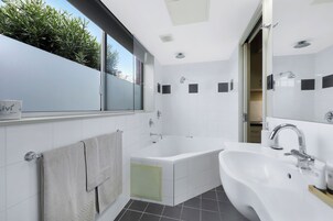 Suite, 3 quartos, banheira de hidromassagem | Casa de banho | Um polibã, artigos de higiene pessoal grátis, um secador de cabelo