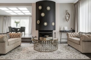 Penthouse, 2 quartos (Katharine Hepburn) | Sala de estar | Televisor 