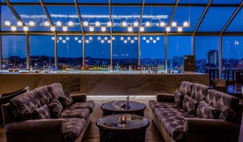2 bares/lounges, um bar junto à piscina