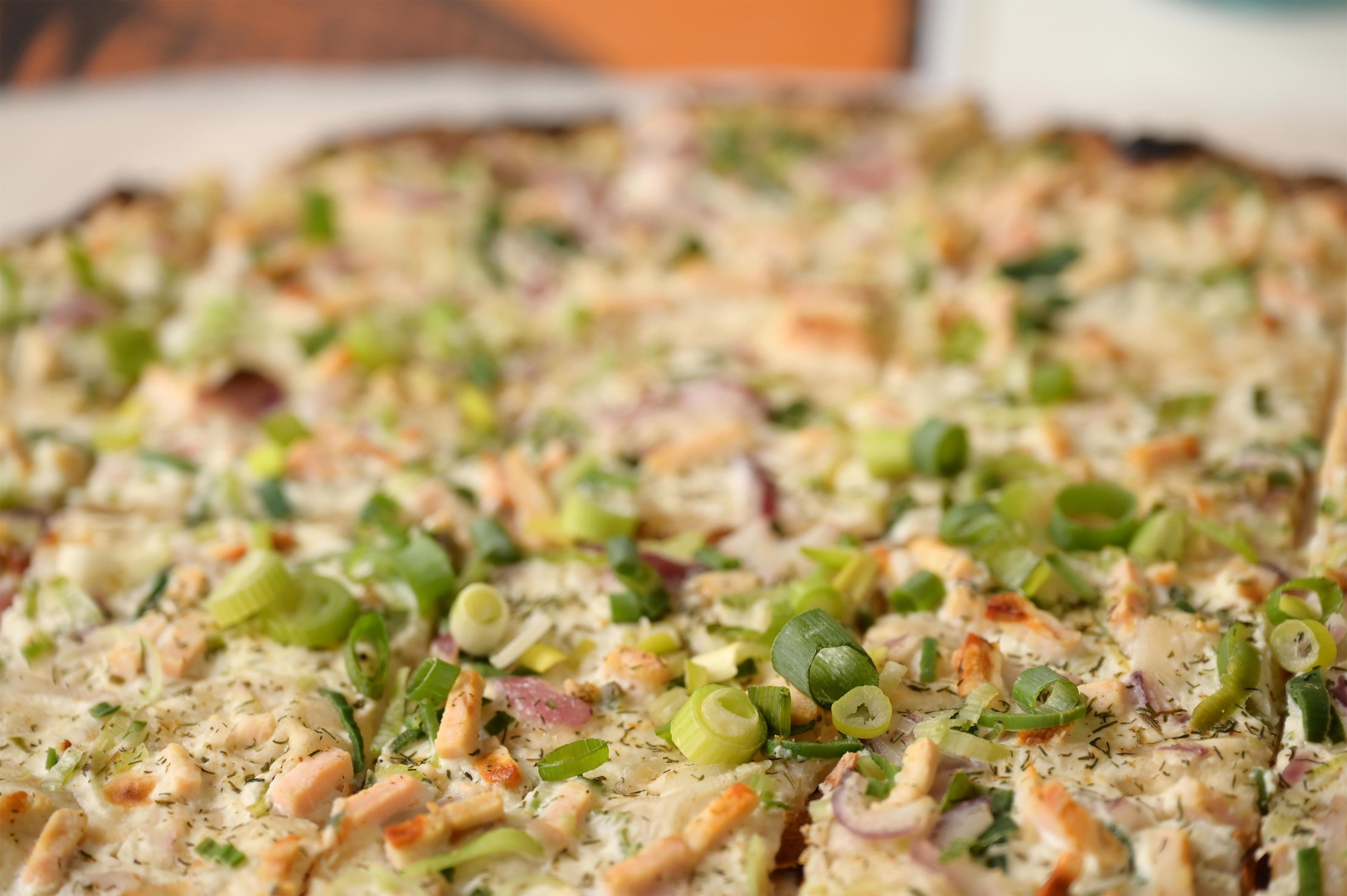 Close-up de um prato com diversos ingredientes.