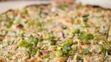 Close-up de um prato com diversos ingredientes.