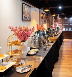 Pequeno-almoço tipo buffet diário mediante uma taxa 