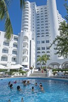 Piscina externa, guarda-sóis, espreguiçadeiras