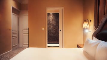 Quarto Duplo Deluxe | Roupa de alta qualidade, minibar, cofre no quarto, secretária
