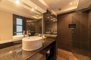 Quarto Executivo, 1 cama king-size | Casa de banho | Um polibã, produtos de higiene exclusivos, um secador de cabelo 