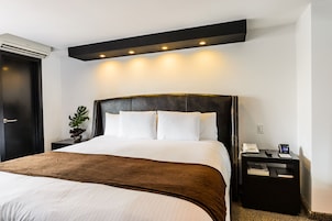 Roupas de cama premium, cofres nos quartos, escrivaninha