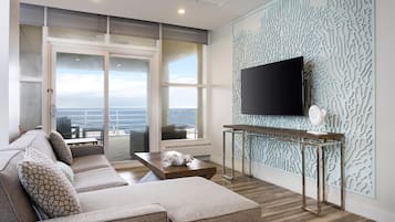 Suite-Estúdio Standard, 1 cama king-size, vista para o oceano, mezanino | Sala de estar | Televisor LCD de 42 polegadas com canais por cabo, televisor