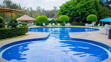 Piscina externa, guarda-sóis, espreguiçadeiras