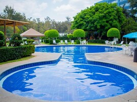 Piscina exterior, guarda-sóis, espreguiçadeiras 