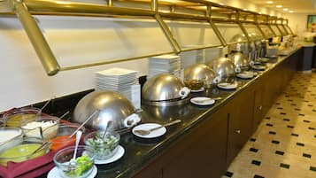 Pequeno-almoço tipo buffet diário mediante uma taxa