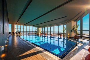 Piscina interior, espreguiçadeiras 