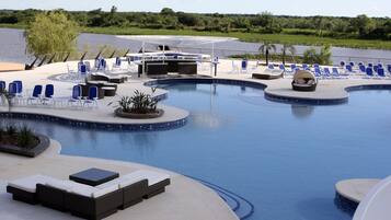 2 piscinas exteriores, guarda-sóis, espreguiçadeiras