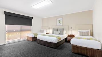 Suíte família, 2 quartos | 1 quarto, camas com colchões pillow-top, ferros/tábuas de passar roupa