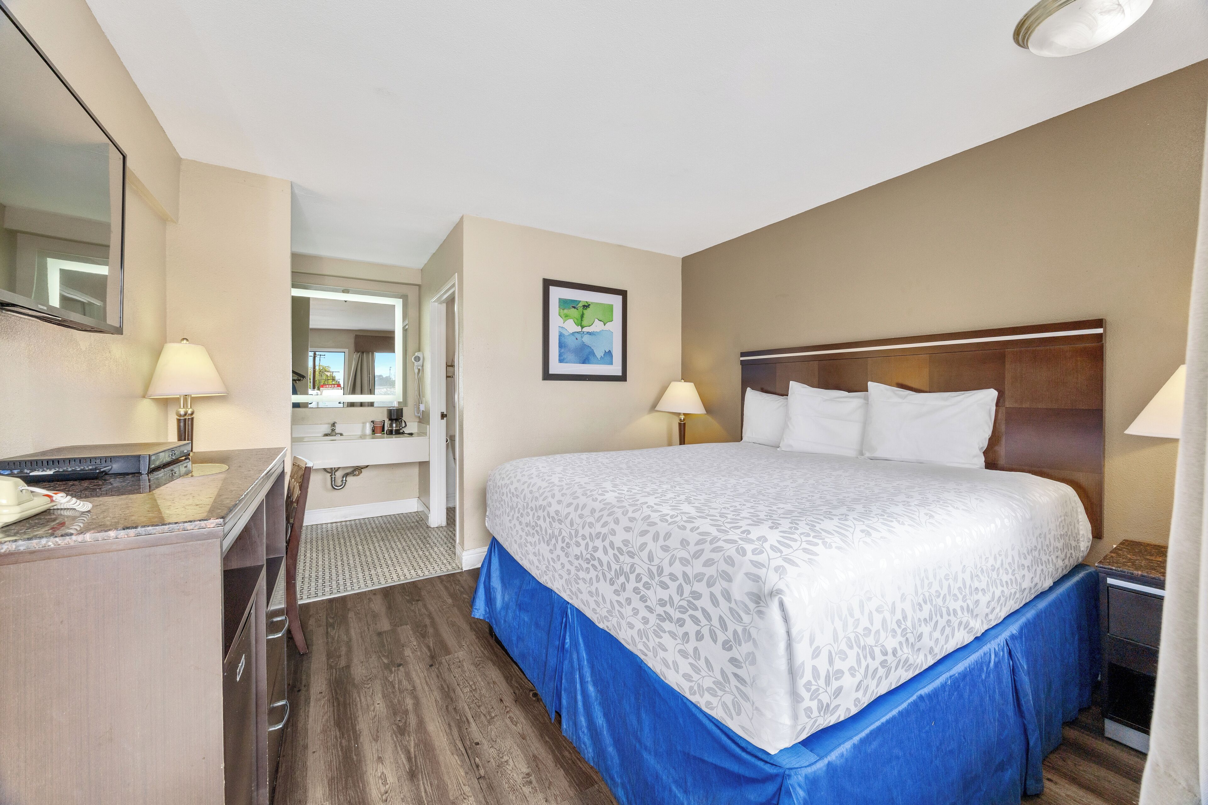 Quarto Standard, 1 cama king-size | Secretária, ferro/tábua de engomar, Wi-fi grátis 