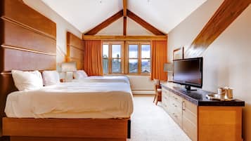 Quarto Deluxe, 2 camas de casal | Cofre no quarto, secretária, cortinas/cortinados opacos