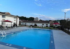 Piscina externa sazonal, funciona das meio-dia às 21h, guarda-sóis