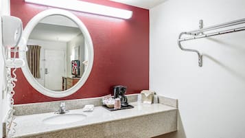 Quarto luxo, 1 cama Queen (Smoke Free) | Banheiro | Produtos de toalete biodegradáveis