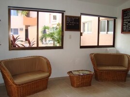 Área de estar no saguão