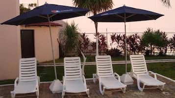 Terraço com espreguiçadeiras