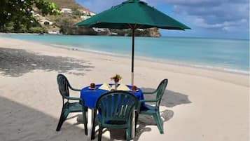 Pequenos-almoços, almoços, jantares servidos, cozinha caribenha