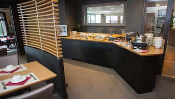 Pequeno-almoço tipo buffet diário (17 EUR por pessoa)