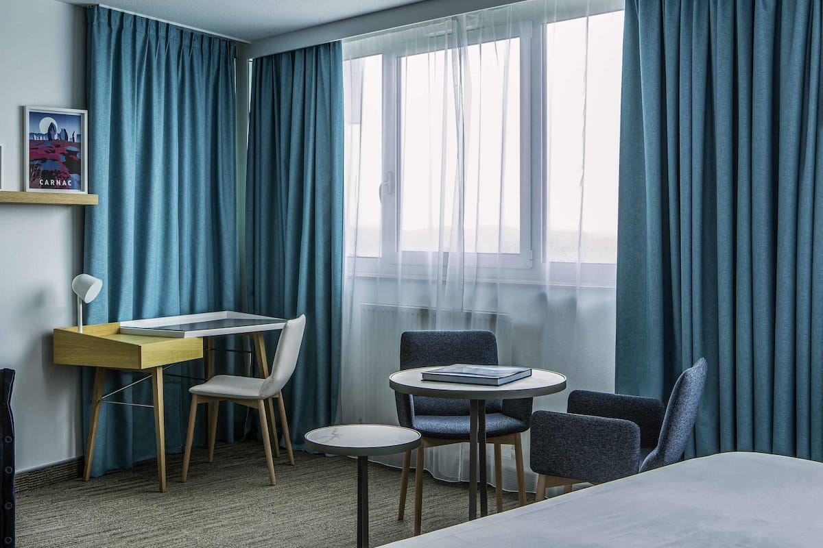 Suite Júnior, 1 cama de casal | Cofre no quarto, secretária, cortinas/cortinados opacos