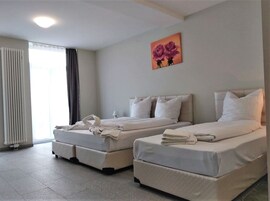 Quarto Triplo Empresarial | Roupa de alta qualidade, secretária, Wi-fi grátis 