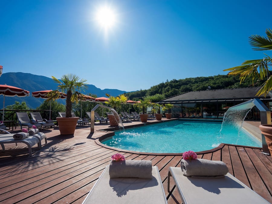 Piscina exterior, guarda-sóis, espreguiçadeiras
