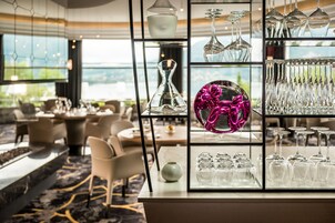 2 restaurantes, que servem almoços, jantares, também cozinha local 