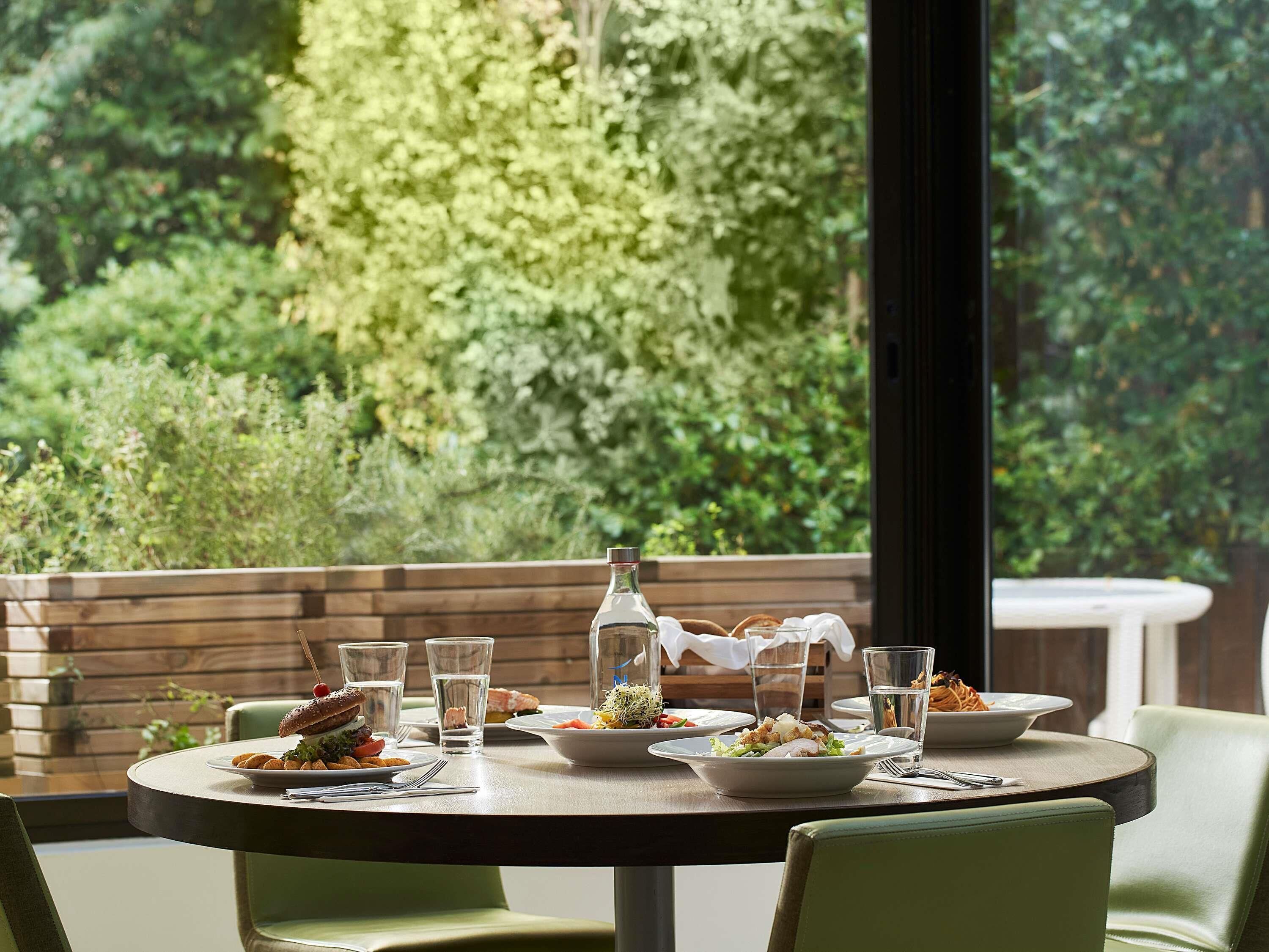 2 restaurantes, pequenos-almoços servidos 