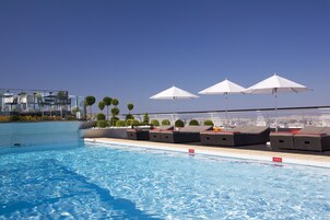 Terraço com espreguiçadeiras