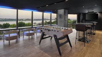 2 bares/lounges, um bar junto à piscina