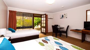 Quarto duplo luxo, vista para o jardim | Escrivaninha, ferros/tábuas de passar roupa, Wi-Fi de cortesia