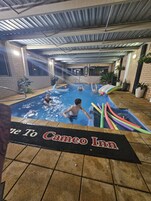 Piscina interior, espreguiçadeiras 